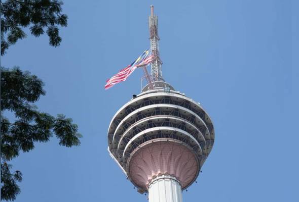 Jalur Gemilang gergasi di puncak Menara KL | Astro Awani