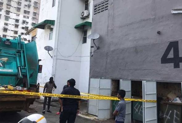 Mayat bayi perempuan cukup sifat ditemui dalam tong sampah | Astro Awani Mayat bayi perempuan cukup sifat ditemui dalam tong sampah | Astro Awani