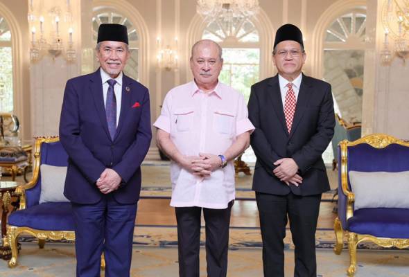 Sultan Ibrahim terima menghadap Wan Junaidi | Astro Awani