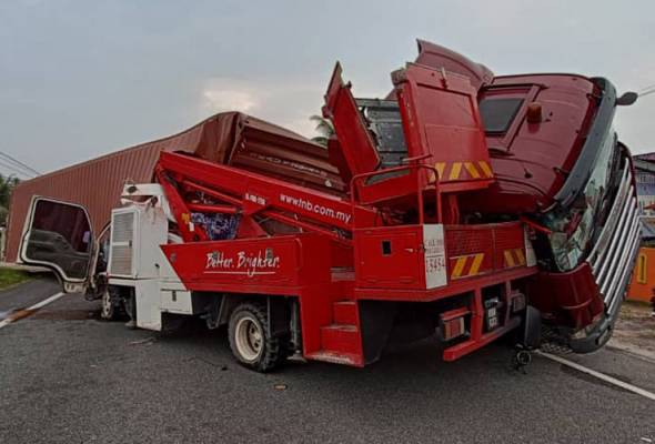 Pemandu kren TNB maut bertembung treler | Astro Awani