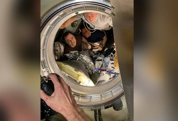 Space capsule carrying US astronaut Rubio and two Russian cosmonauts ...