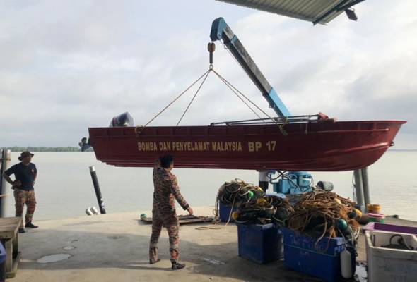 Bot karam di Bagan Datuk, nelayan dikhuatiri lemas | Astro Awani