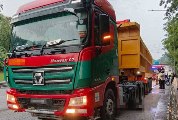 Penunggang motosikal maut digilis treler | Astro Awani