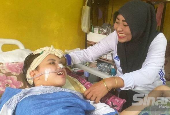 Ibu tunggal terpaksa berhenti menoreh urus anak lumpuh | Astro Awani