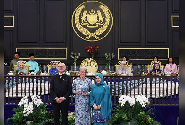 Raja Permaisuri berangkat ke Majlis Santapan Malam Persidangan OB-PS Malaysia 2023 | Astro Awani