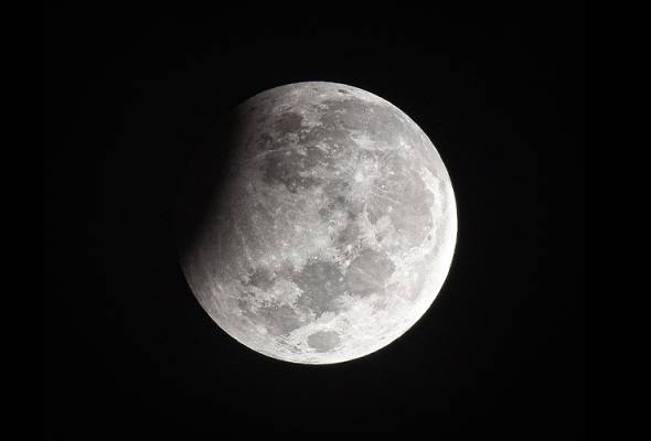 Orang ramai saksikan Zuhal, Musytari dan gerhana bulan separa | Astro Awani