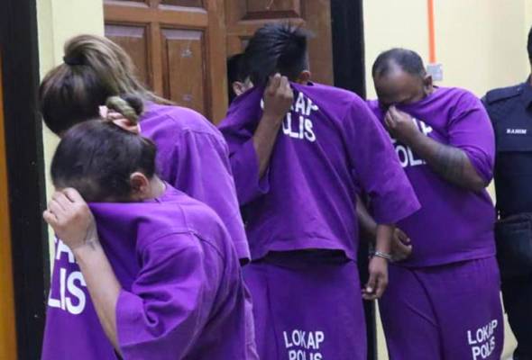 Empat ‘scammer’ mengaku tidak bersalah tawar pelaburan tidak wujud | Astro Awani