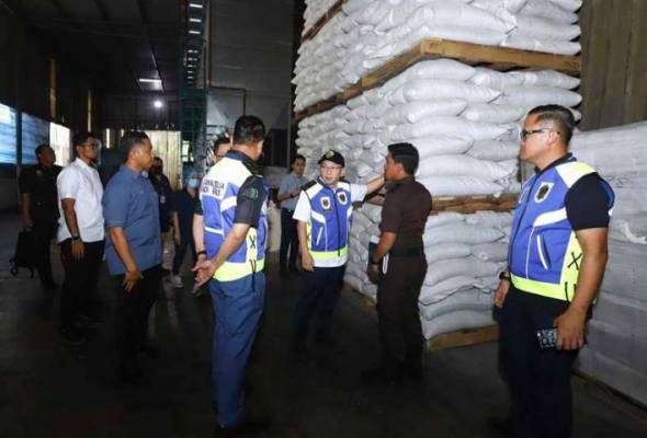 Premis pemborong beras ada bekalan beras putih tempatan | Astro Awani