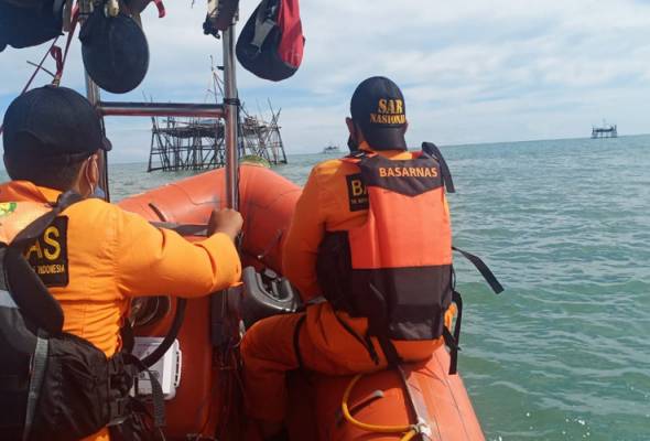 3 diselamatkan selepas hanyut di laut rupanya lanun Selat Melaka, Selat ...
