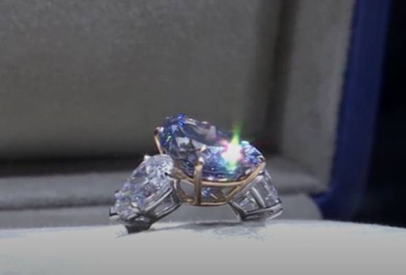 Berlian biru yang jarang ditemui dijual pada harga hampir AS$44 juta di ...