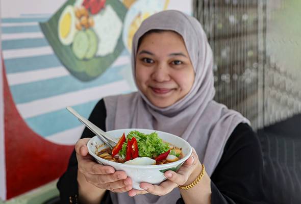 Anak Mamat Khalid realisasikan menu mee kari kuah laksa di Ah Mat Cafe ...