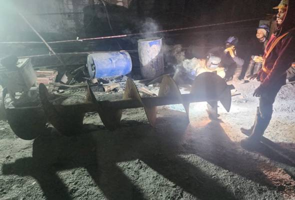 Rescuers drill to reach 40 workers in India tunnel collapse | AWANI ...