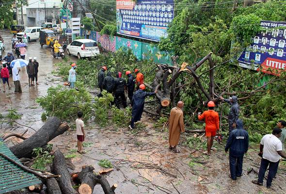 Cyclone Michaung hits India's south after 13 killed in floods, rain | Astro Awani