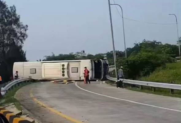 12 maut, 7 cedera nahas bas terbalik di Indonesia | Astro Awani