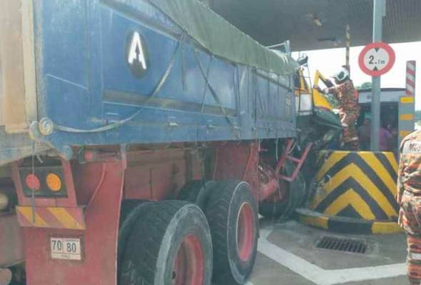 Pemandu lori pasir tersepit rempuh plaza tol | Astro Awani