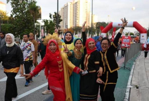Busana tradisional serikan Larian Ria MADANI | Astro Awani