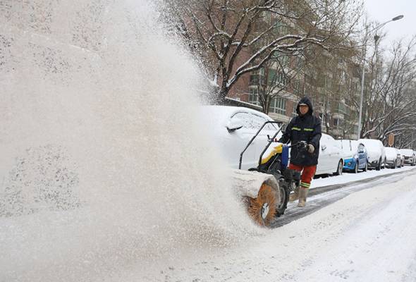 Chinese capital closes highways after heavy snowfall | AWANI International