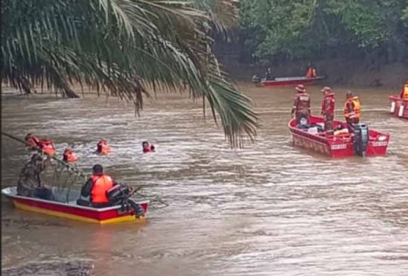 Kanak-kanak lima tahun dikhuatiri lemas jatuh sungai | Astro Awani