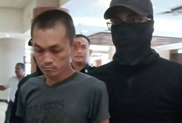 Penganggur didakwa bunuh ibu bapa kandung | Astro Awani