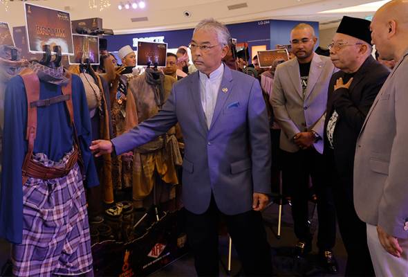 Agong berangkat ke Majlis Tayangan Perdana Pendekar Awang Darah Indera ...