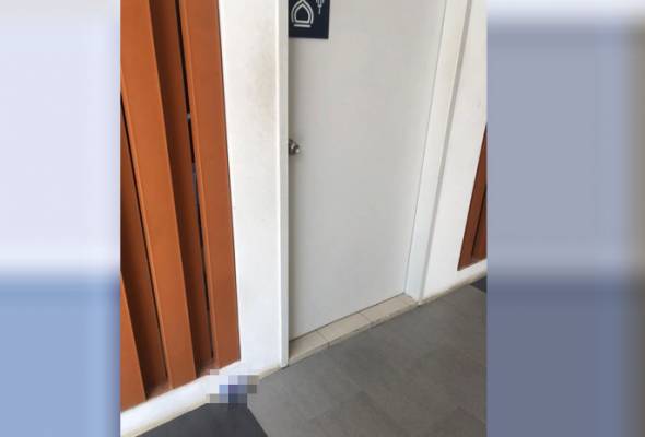 Tin arak sengaja diletak depan pintu surau kondominium | Astro Awani