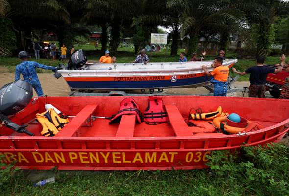 Anggota bomba wajib pakai PFD ketika selenggara bot | Astro Awani