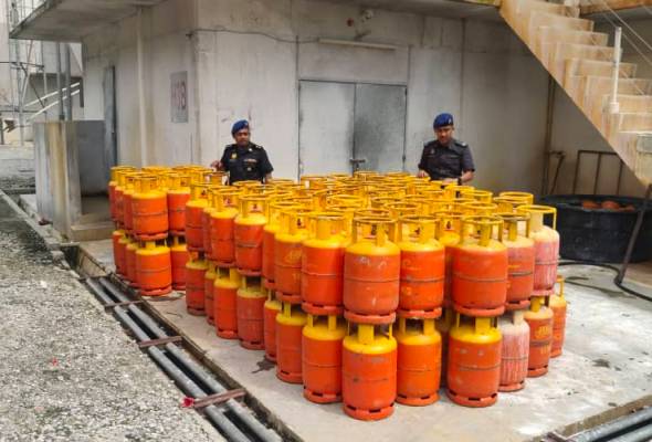 Ladang ayam bakal dikenakan tindakan, simpan LPG tanpa permit | Astro Awani Ladang ayam bakal dikenakan tindakan, simpan LPG tanpa permit | Astro Awani