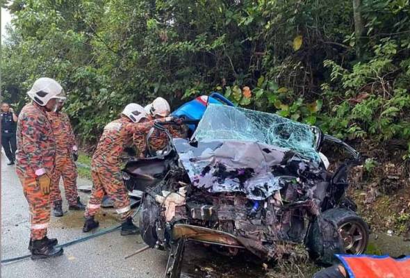 Guru antara tiga maut nahas dua kenderaan | Astro Awani