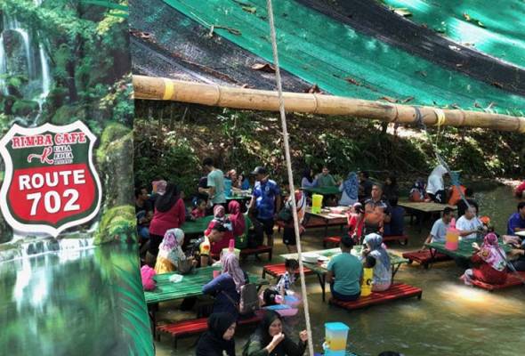 "Rimba Cafe" pengalaman makan sambil kaki terendam dalam air | Astro Awani