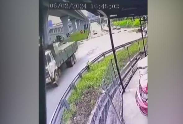 Dua individu maut dirempuh lori | Astro Awani