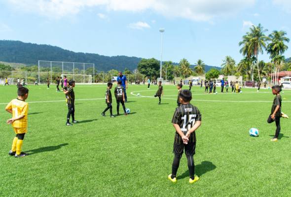 Langkawi miliki padang bola sepak sintetik | Astro Awani