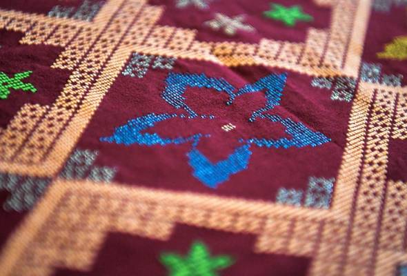 Songket 'bunga lado' serlah identiti Negeri Sembilan | Astro Awani
