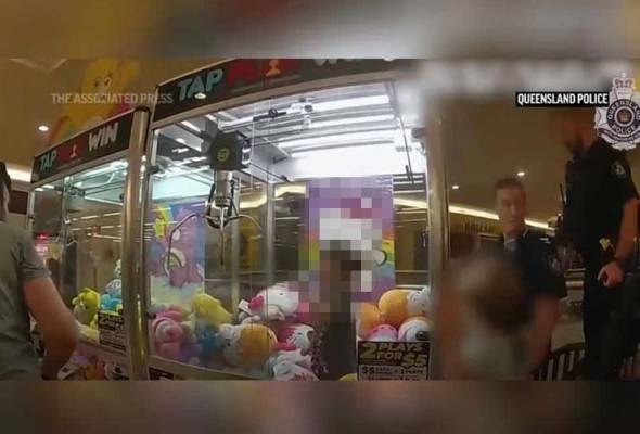 Budak tiga tahun 'terperangkap' dalam mesin permainan | Astro Awani Budak tiga tahun 'terperangkap' dalam mesin permainan | Astro Awani