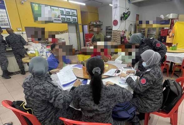 31 pekerja warga asing ditahan dalam serbuan di premis makanan | Astro ...