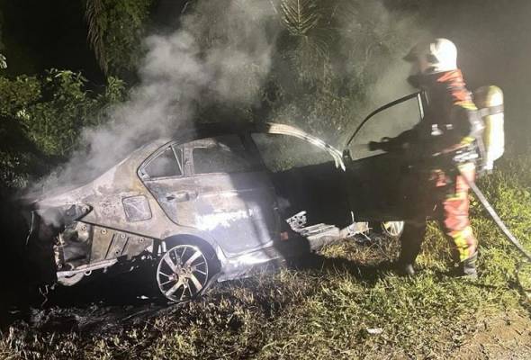 Warga emas rentung, tiga melecur dalam kebakaran kereta | Astro Awani