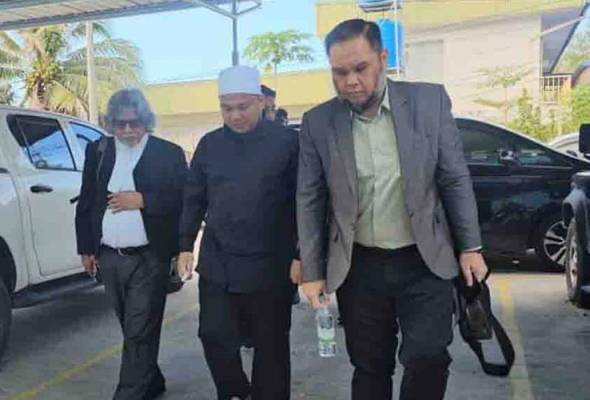 Kes Ebit Lew: Suara lantang pengadu bertukar tangisan | Astro Awani