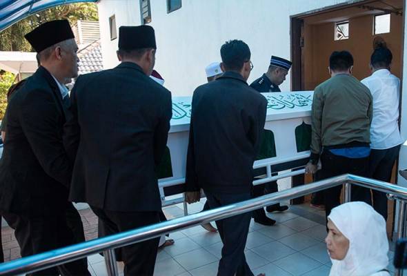 Jenazah Tun Abdul Taib Mahmud tiba di Masjid Negara | Astro Awani