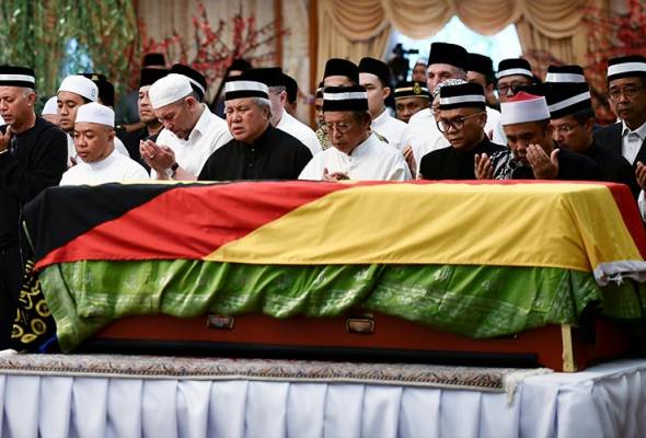 Thousands pay their last respects to Abdul Taib despite rain | AWANI International