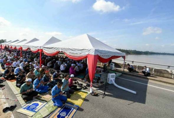 Kelantan adakan solat hajat atas Jambatan Tendong | Astro Awani