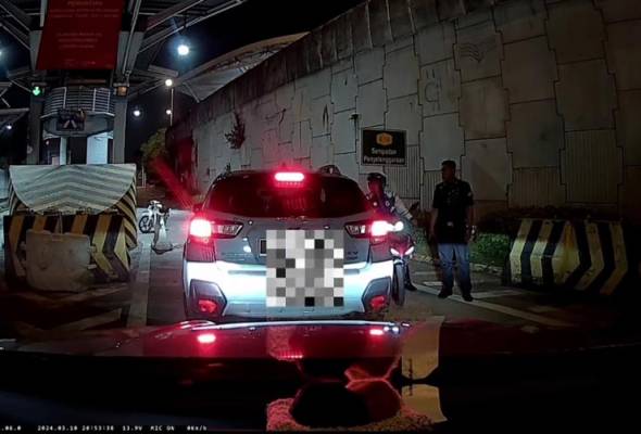Dua anggota trafik disiasat lakukan pemerasan - Polis Johor | Astro Awani