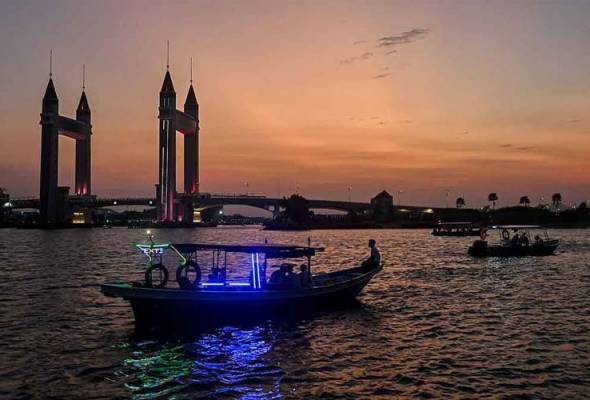 Berbuka puasa atas bot nikmati keindahan Drawbridge | Astro Awani