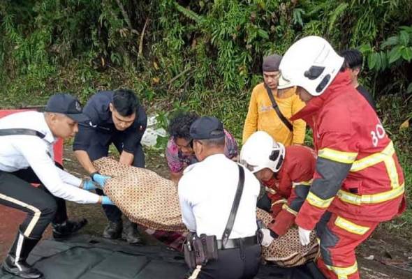 Dua maut, lima parah kereta bertembung lori di Sandakan | Astro Awani