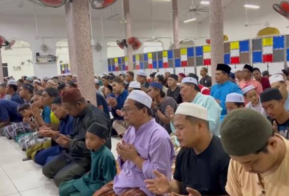 Bacaan surah pendek, Masjid Buluh Gading jadi tumpuan tarawih | Astro Awani