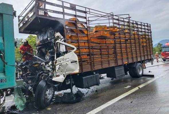 Pemandu, kelindan maut nahas dua lori di Lebuhraya Utara Selatan | Astro Awani