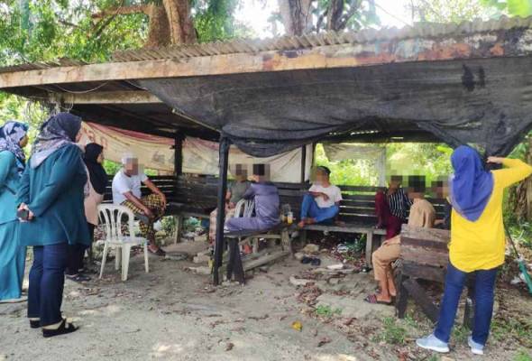 9 lelaki leka bersembang, tidak solat Jumaat ditahan | Astro Awani