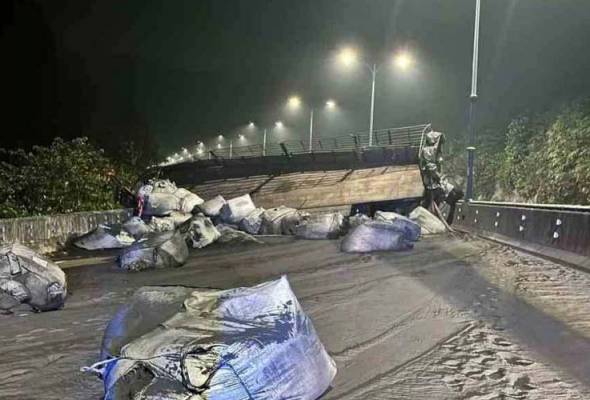 Laluan ke Terowong Menora terhalang, treler terbalik | Astro Awani