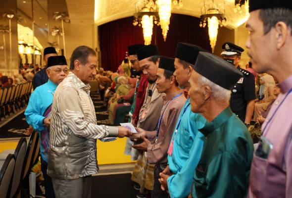 Sultan, Sultanah Terengganu kurnia sumbangan Aidilfitri | Astro Awani