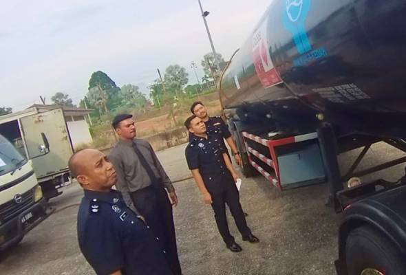 Dua lelaki ditahan disyaki jual diesel bersubsidi nelayan | Astro Awani Dua lelaki ditahan disyaki jual diesel bersubsidi nelayan | Astro Awani