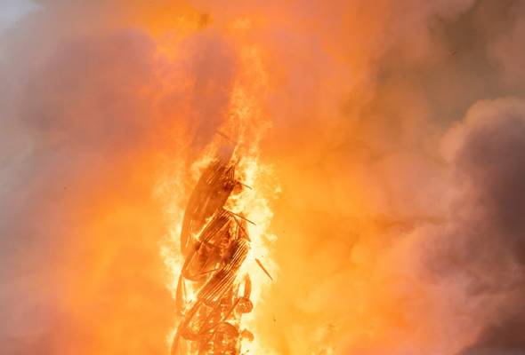 Spire collapses as fire engulfs Copenhagen's historic stock exchange ...