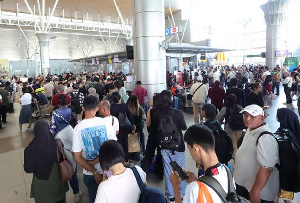Rombongan pengantin, jemaah umrah antara penumpang terkandas di KKIA ... Rombongan pengantin, jemaah umrah antara penumpang terkandas di KKIA ...